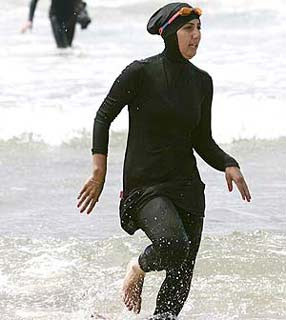 Marks & Spencer se lance dans la conception de bikinis-burqas - Les ...