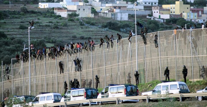 Des migrants franchissent la barrière de Ceuta - Les Observateurs